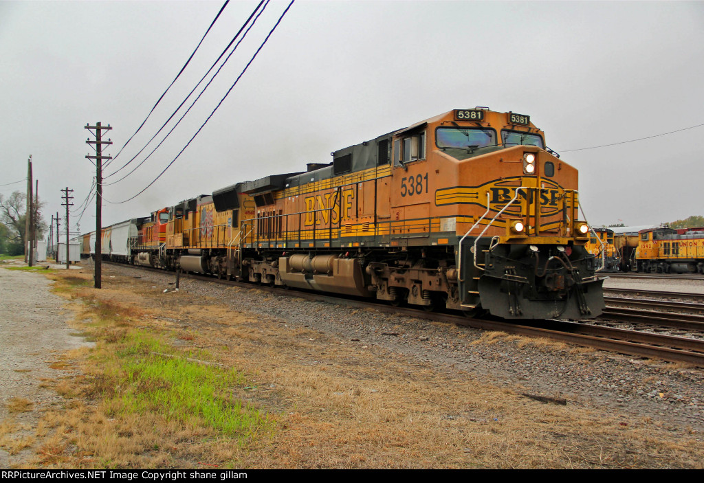 BNSF 5381 leads a NB freight train into the yard.